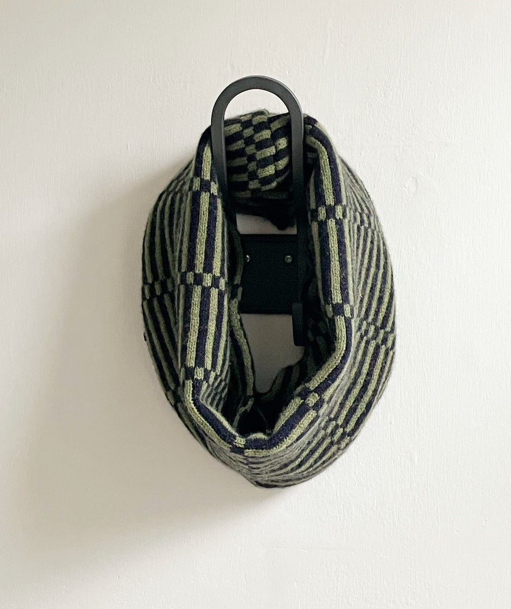 Link snood in Navy/Apple – Anna-Lisa Smith