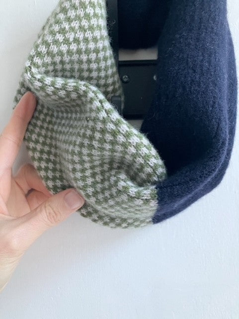 Sample Sale 2026 Half Fleckle snood in Apple/Cobble/Navy – Anna-Lisa Smith