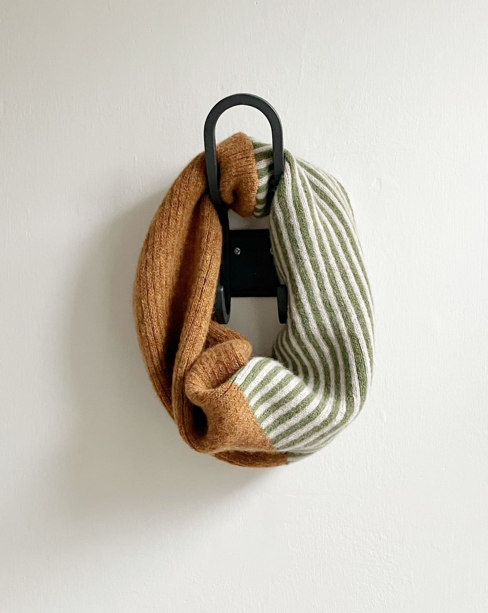 Half stripe snood in Rust/Apple/Cobble – Anna-Lisa Smith